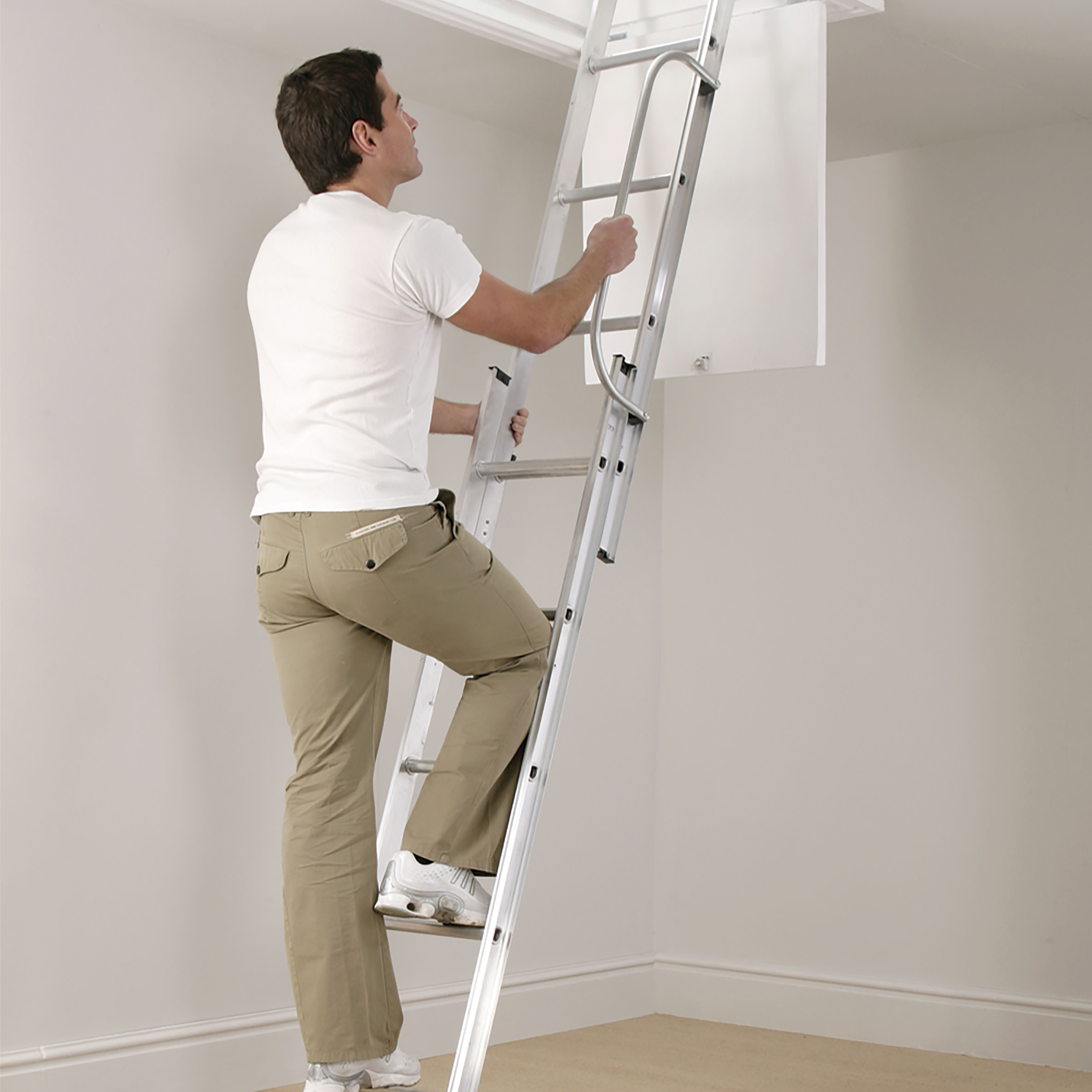Choosing the right loft hatch and ladder|Manthorpe